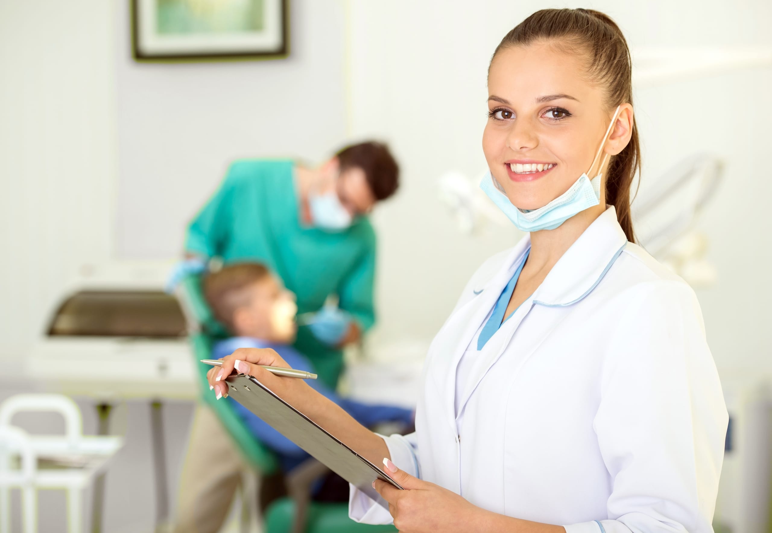 Asistente dental vs. higienista dental | Universidad Unitek